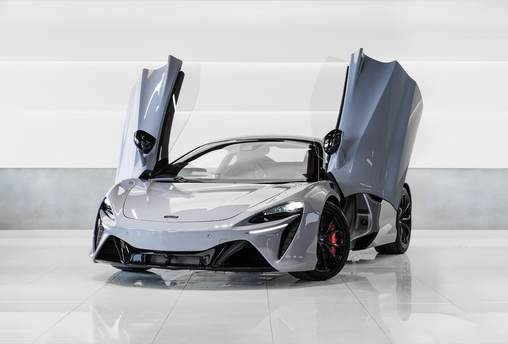 Rent Mc Larren Grey (yellow) 2024 in Dubai | 2050 | Rentop